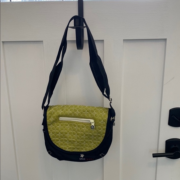 Sherpani | Bags | Sherpani Crossbody Bag In Black And Green For Stylish ...